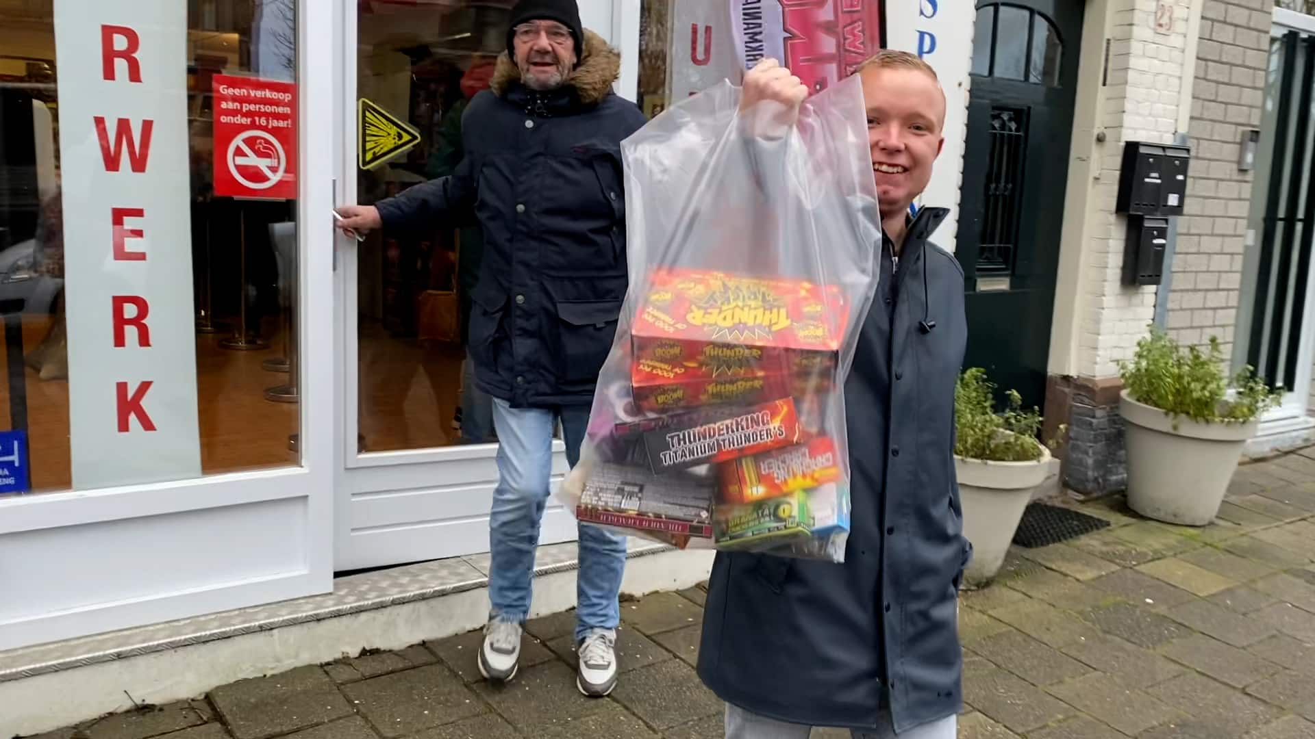 Timo start petitie tegen vuurwerkverbod: “Ik sta in een lange rij om ...