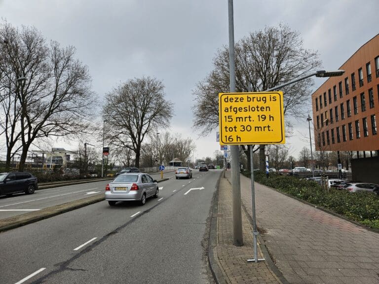 Prinsenbrug twee weken afgesloten, voetgangers met pontje het Spaarne over - Haarlem105