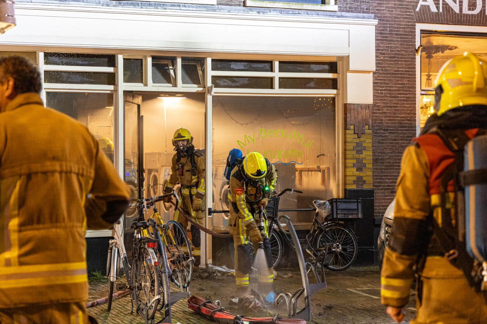 Veel rookontwikkeling bij grote brand in Haarlemse wasserette - Oozo.nl