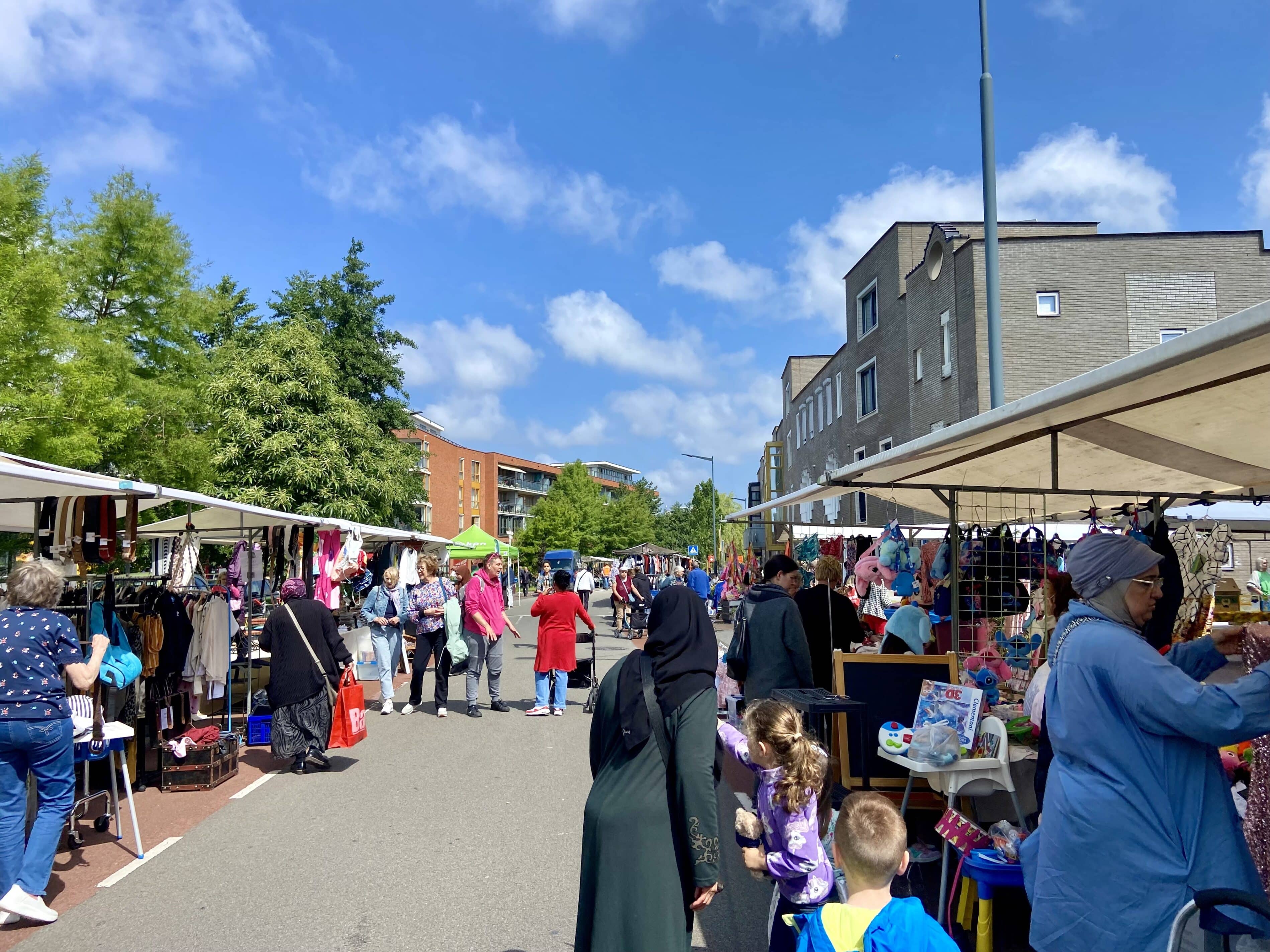 Midzomermarkt verbindt jong en oud in Schalkwijk: “Ouwe meuk is leuk ...
