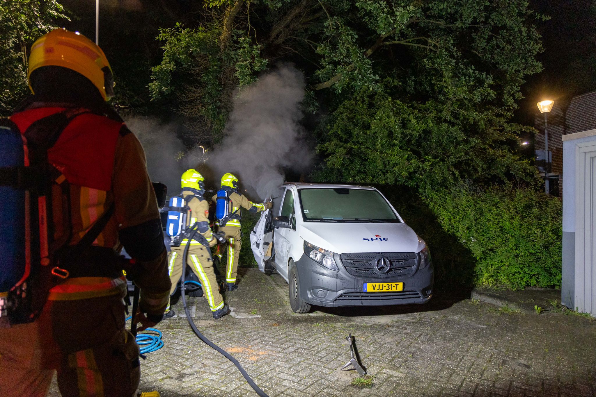 Werkbus vermoedelijk in brand gestoken in Haarlem - Haarlem105