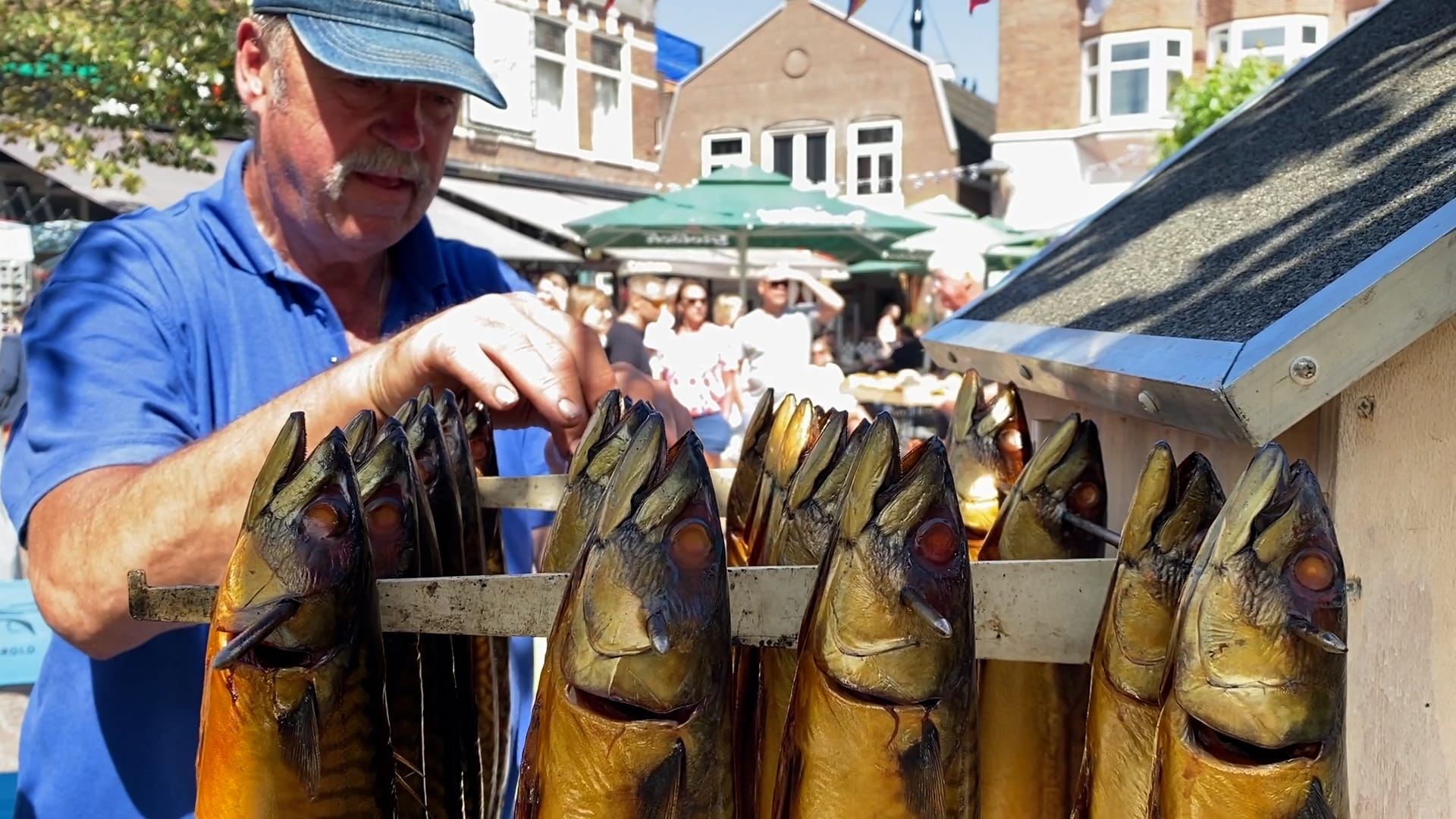 Kampioenschap makreel roken in Zandvoort: "Er hangen een paar hele ...